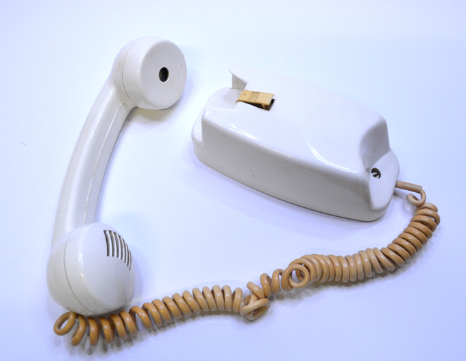 Retro telefon – sluchátko na zavěšení na zeď – TESLA / bílý bakelit ...